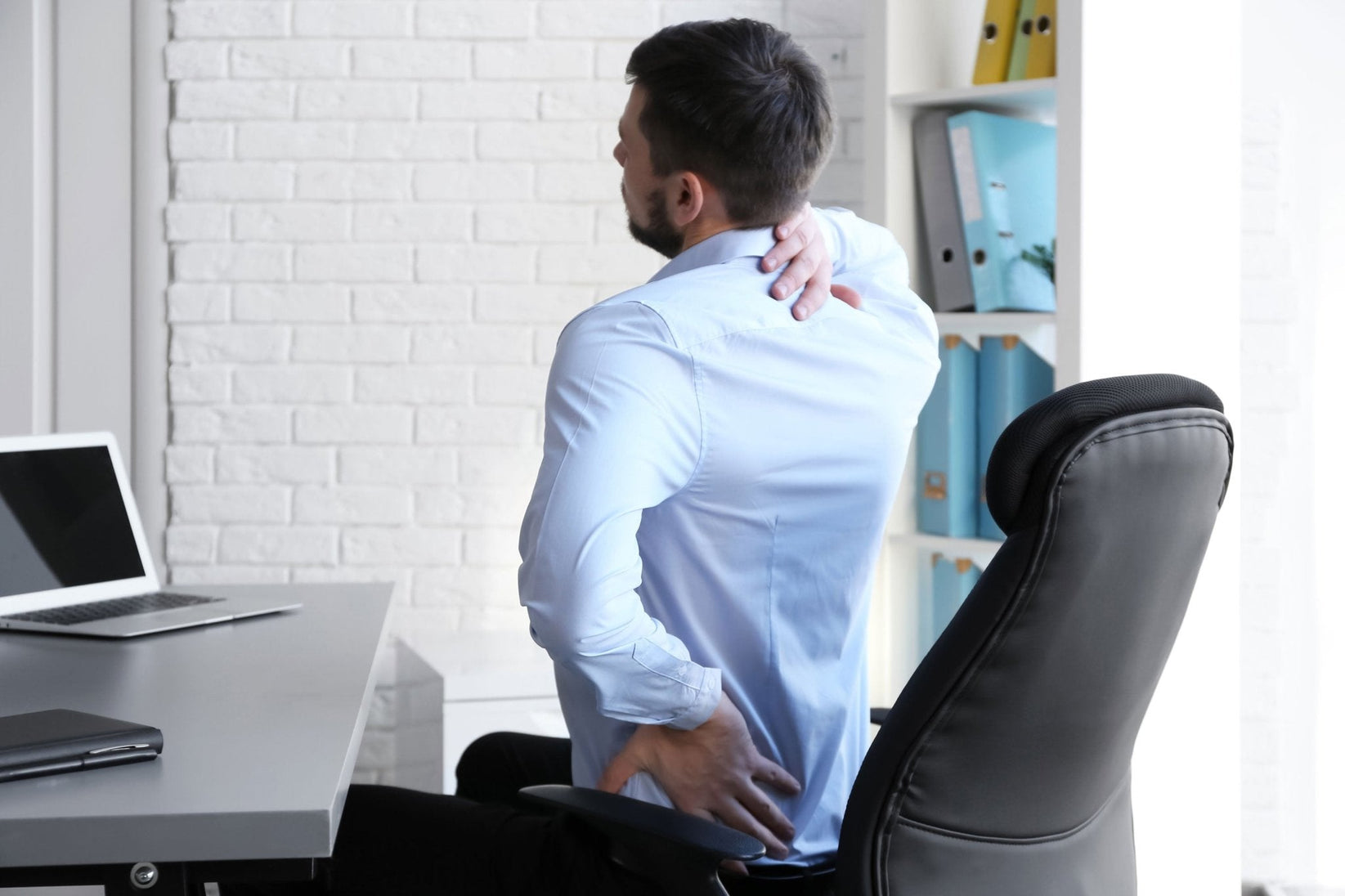 How to Reduce Back Pain from Sitting At A Desk | Mount-It!